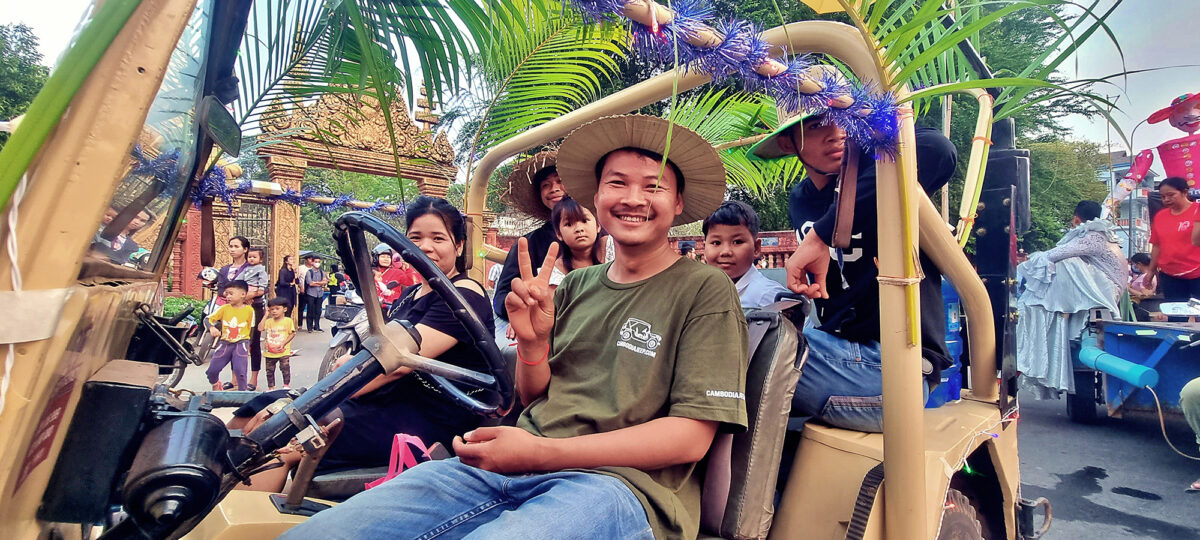 The 12th astonishing Giant Puppet Parade in Siem Reap - Cambodia Jeep